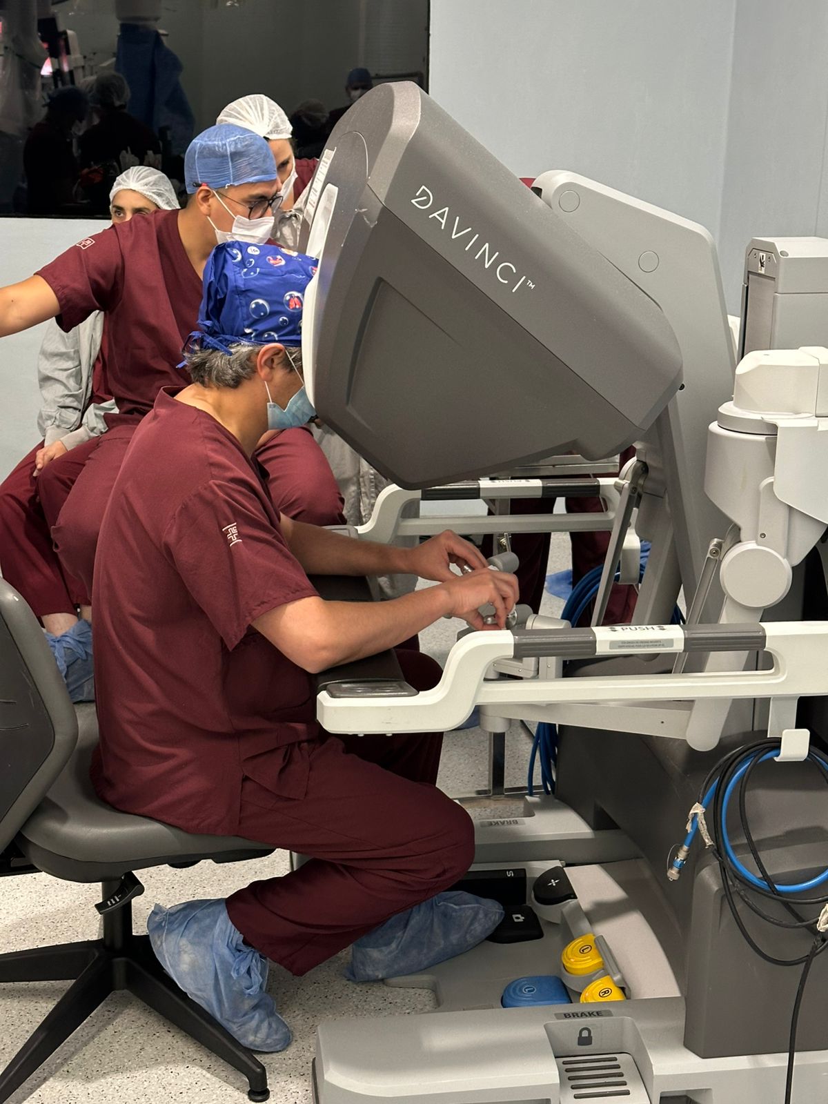 El cirujano Diego González Rivas operó con el sistema robótico Da Vinci ...